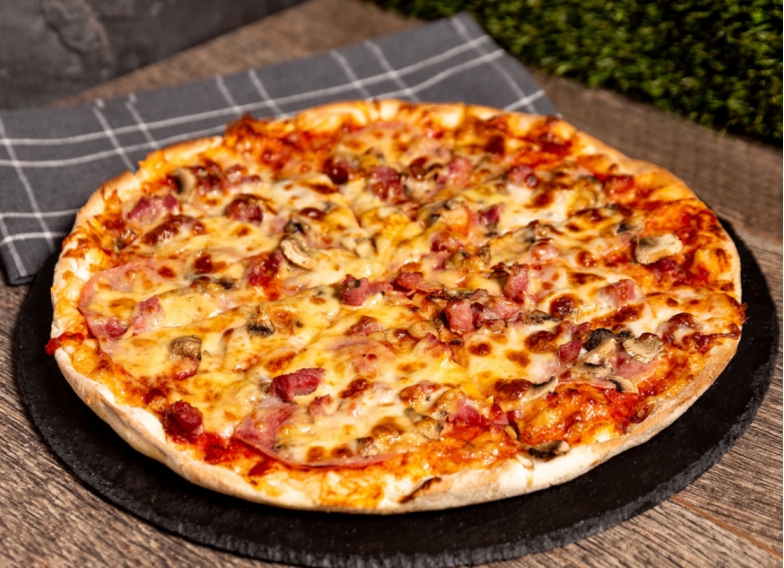 Fűszeres paradicsomos alap, füstölt sonka, gomba, füstölt tarja ...